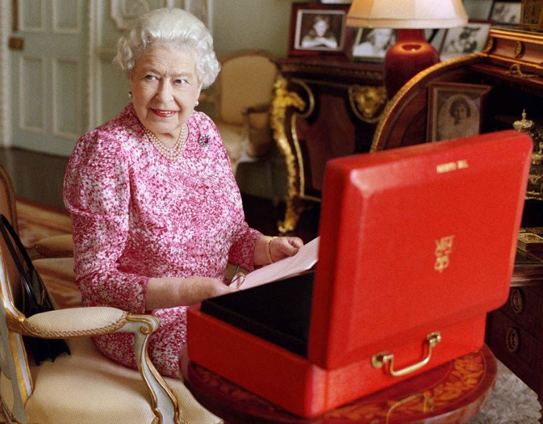 A day in the life of The Queen - her daily routine • The Crown Chronicles