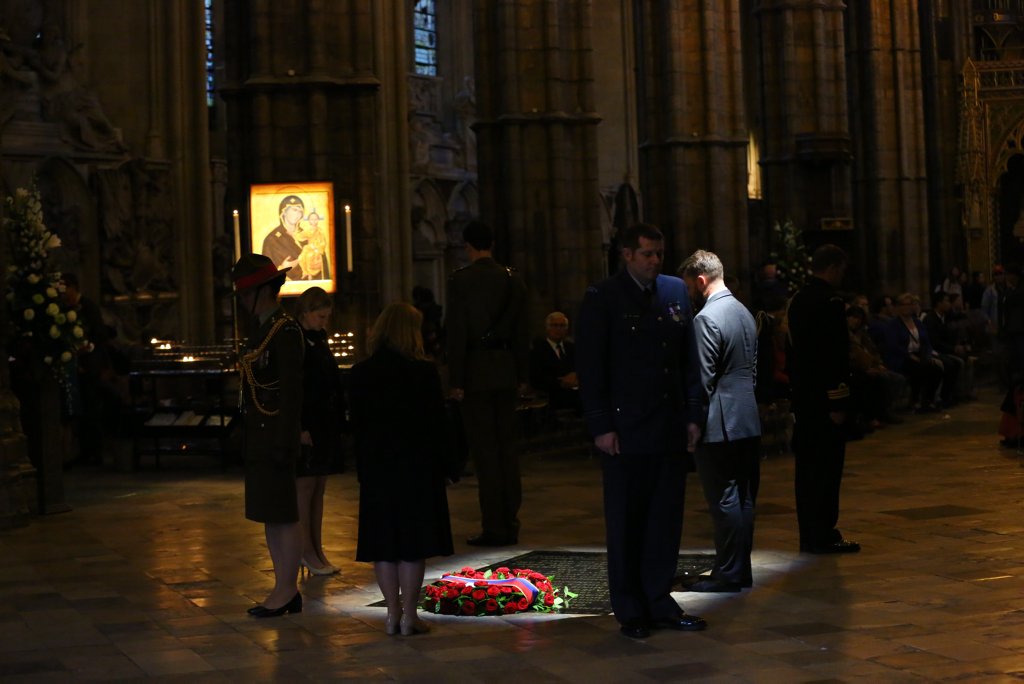Queen begins overnight vigil as Will, Kate & Harry mark the Somme at ...