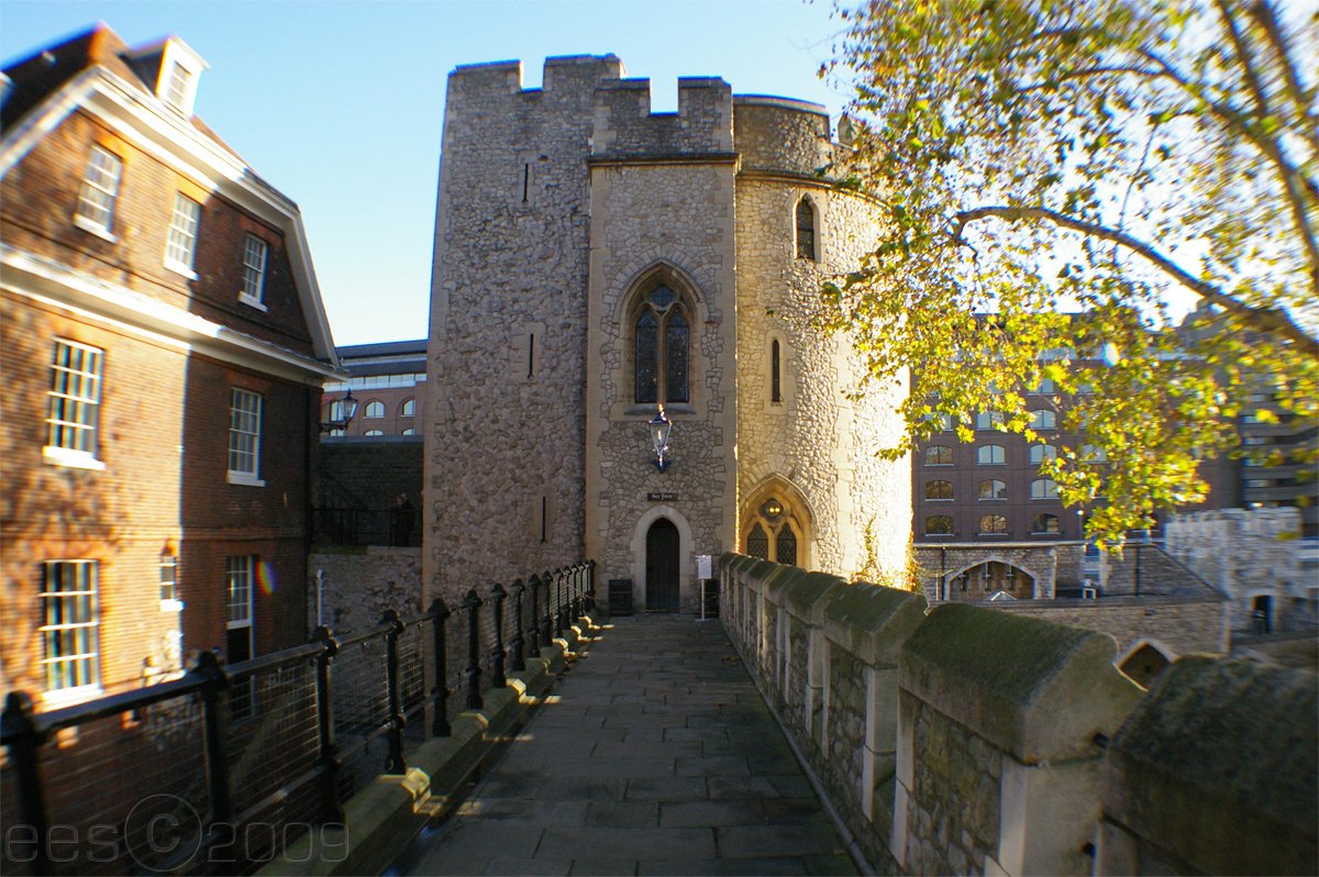 The Tower of London - 1000 long years as a royal palace • The Crown ...