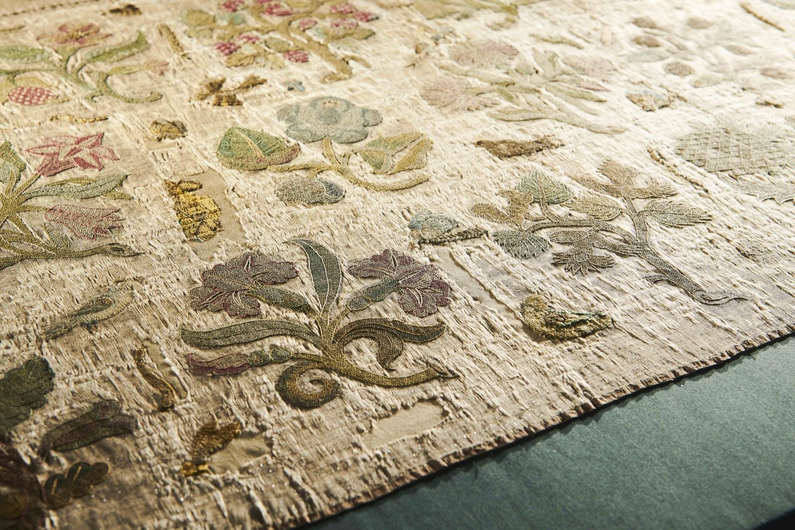 The Bacton Altar Cloth - Elizabeth I's only surviving dress - now at ...