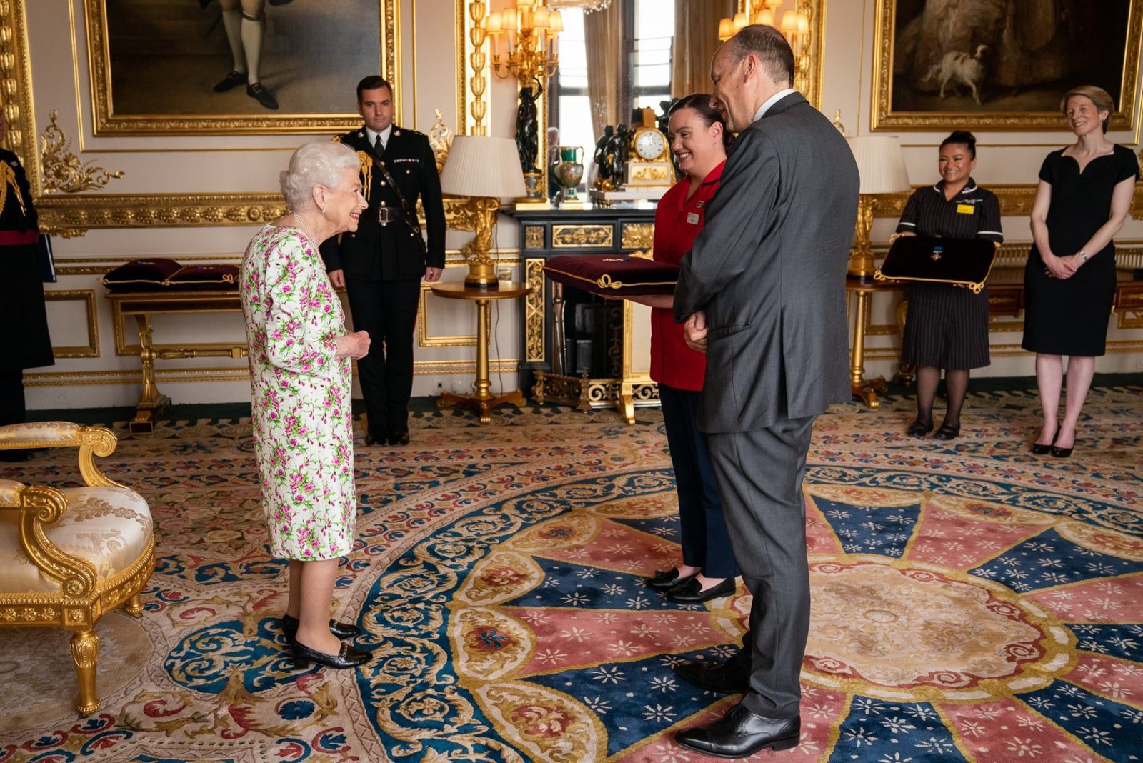 NHS awarded the George Cross by The Queen and Prince Charles • The ...