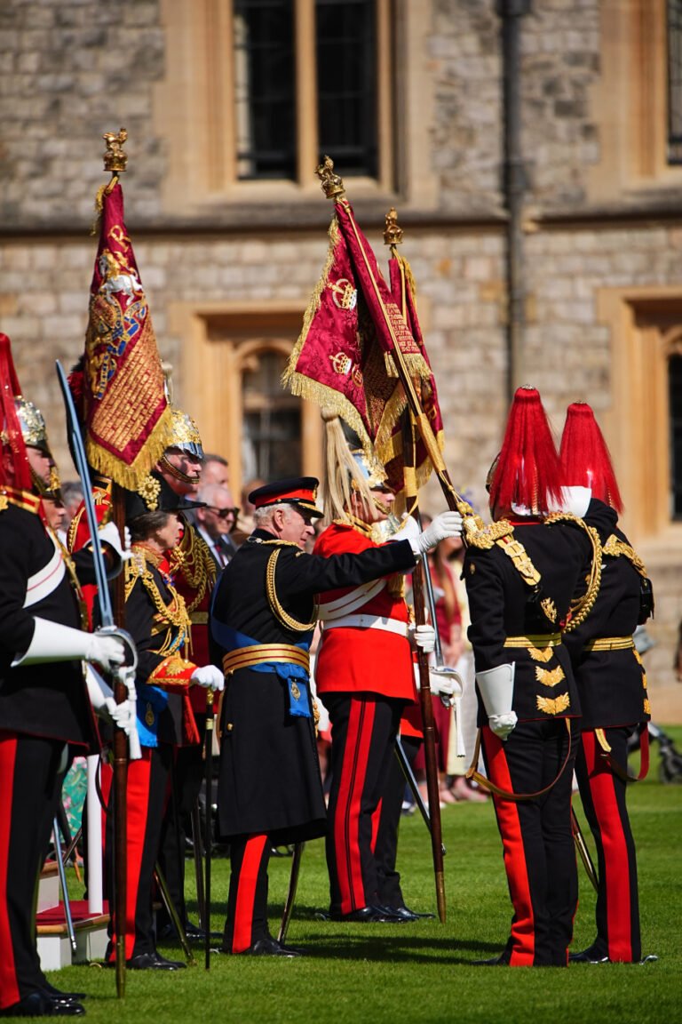 Spot the difference: the Household Divisions' uniforms • The Crown ...